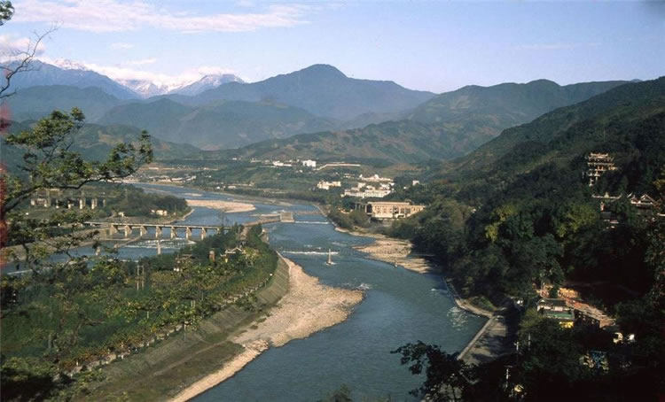 Private One Day Tour in Chengdu: Dujiangyan Dam & Qingcheng Mountain ...