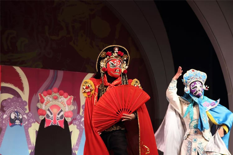 Best Chengdu Afternoon Tour: Hot Pot Dinner & Sichuan Opera